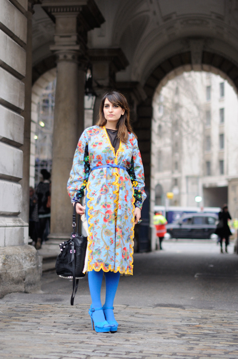 Un elogio al color en el street style de Londres por Alberto Bringas