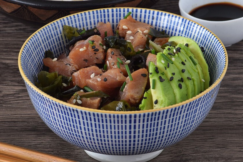 Los ingredientes que caracterizan a un poke bowl y tres recetas que ...