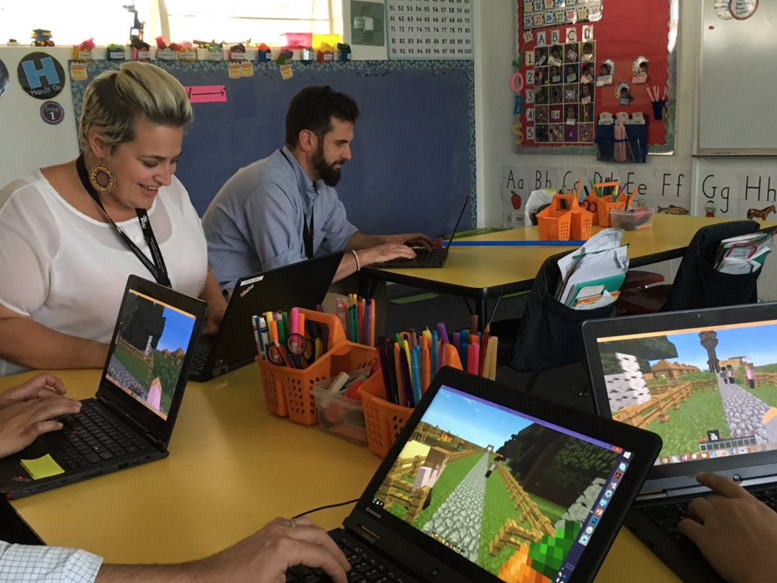 Jugar a Minecraft en el aula: así es como construir a base de píxeles ...