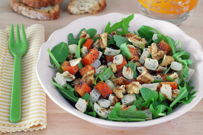 Ensalada de nabo asado con papaya y rúcula: receta ligera de contrastes