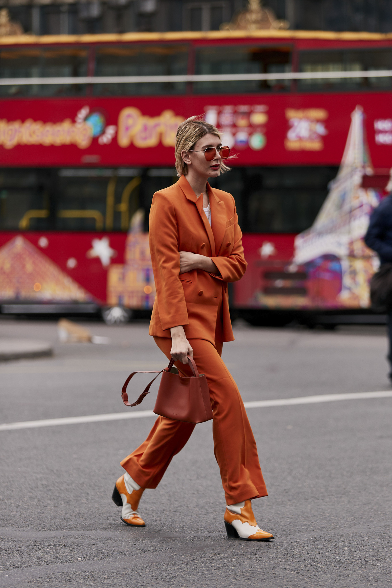 El street style nos lo deja claro: los trajes a color son la mejor ...