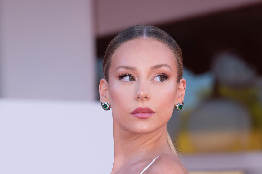 Ester Expósito destaca por su elegancia y su maxi coleta XXL en la primera alfombra roja del ...