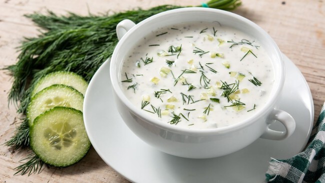 Fresco, fácil y griego: aprende a preparar tzatziki con solo 4 ingredientes
