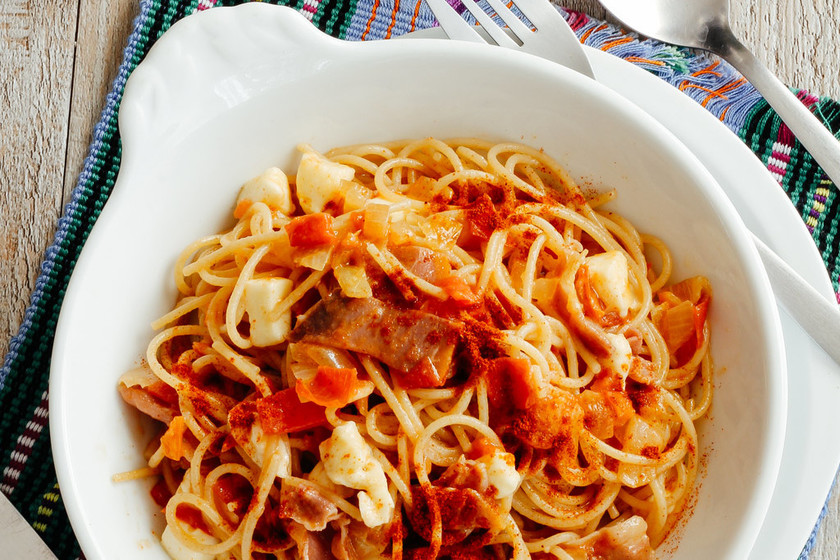 Espagueti con jitomate y jamón serrano. Receta sencilla de pasta