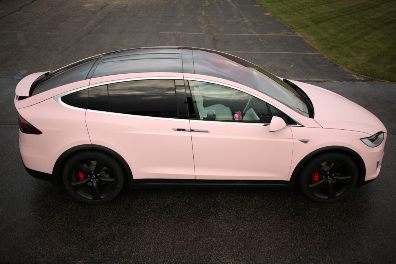 Este es Verity, el genuino Tesla Model X de color rosa