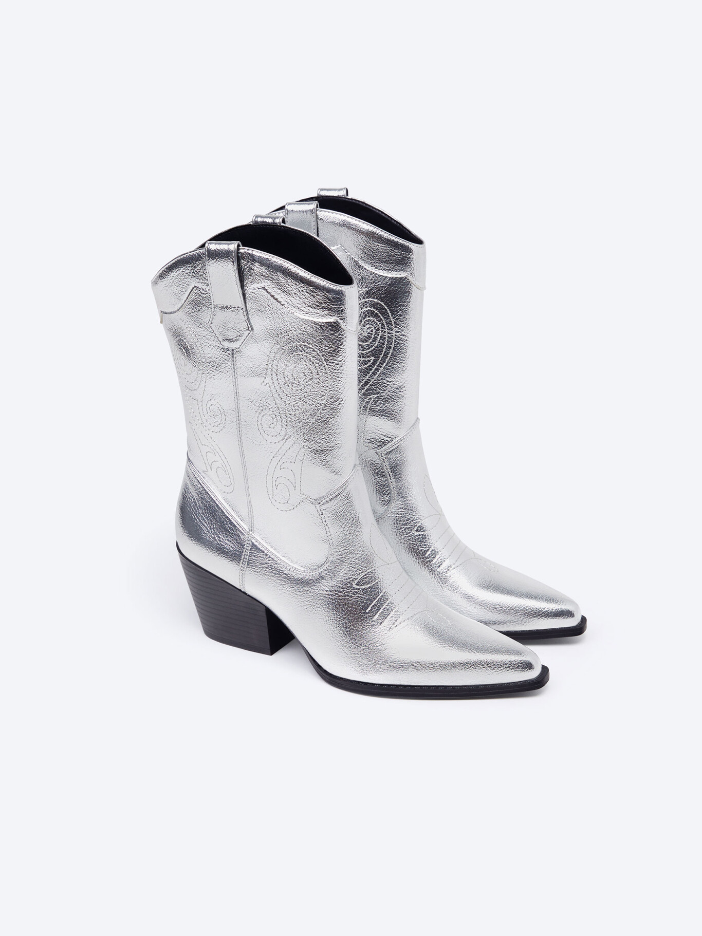 Toda la atención se centra en los complementos: cinco botas y botines ...