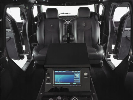 Knight XV, a su lado un Hummer H2 es un utilitario