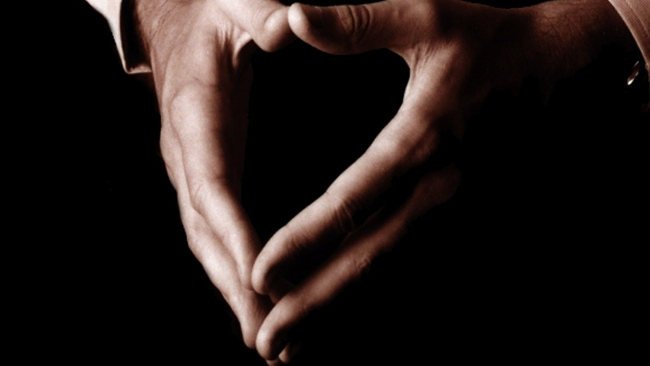 Un sencillo ejercicio para estirar las manos después de entrenar