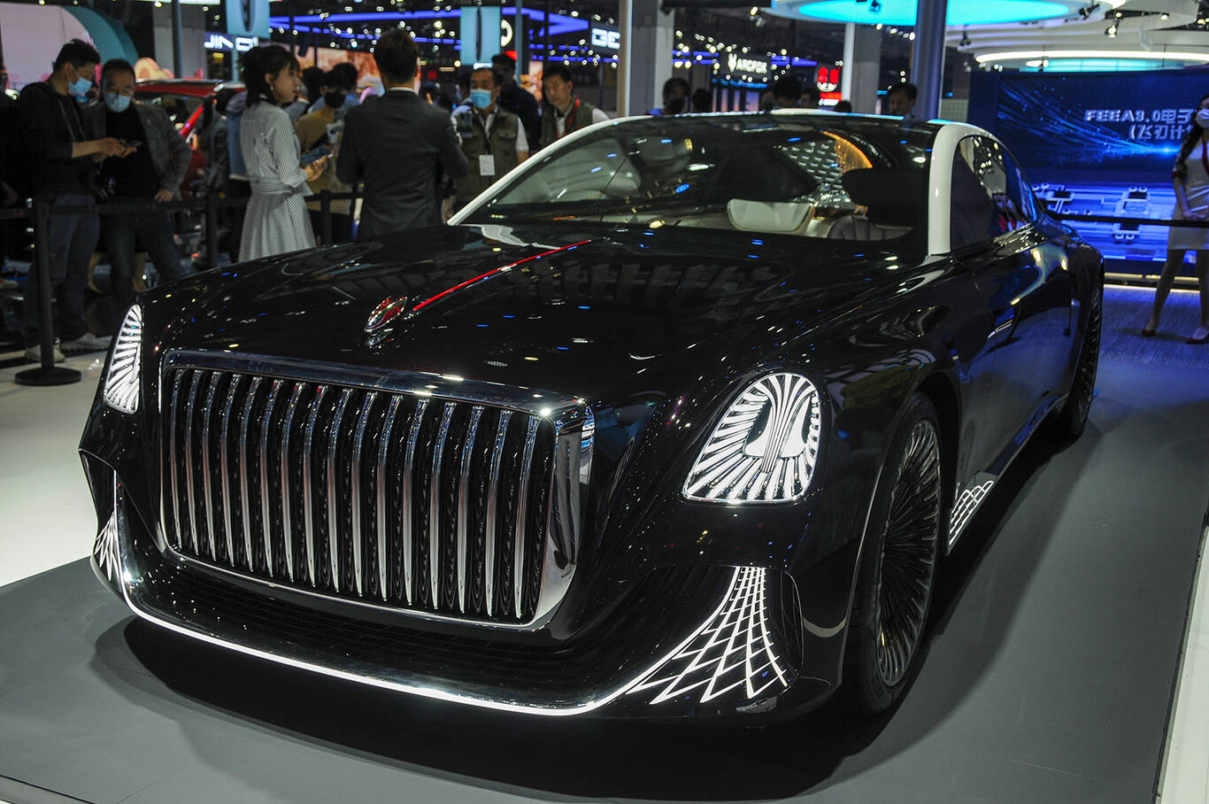 El Hongqi L-Concept, sin volante y con lámpara de araña a bordo, es la ...