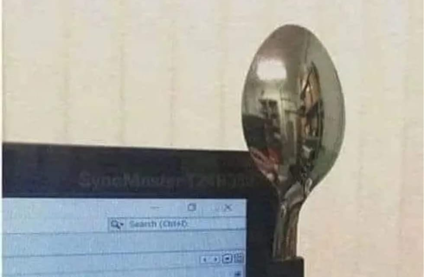 Un usuario pega una cuchara a su monitor y aviva un debate de lo más ...