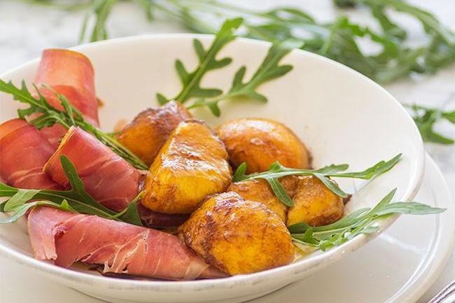 Ensalada de jamón serrano con melocotones marinados. receta de cocina ...
