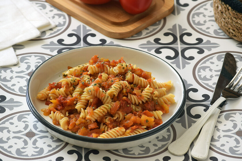 Pasta con salsa de tomates asados machacados con anchoas. Una receta ...