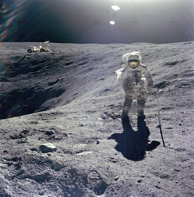 El recuerdo con mensaje incluido que dejó Charles Duke en la Luna hace ...