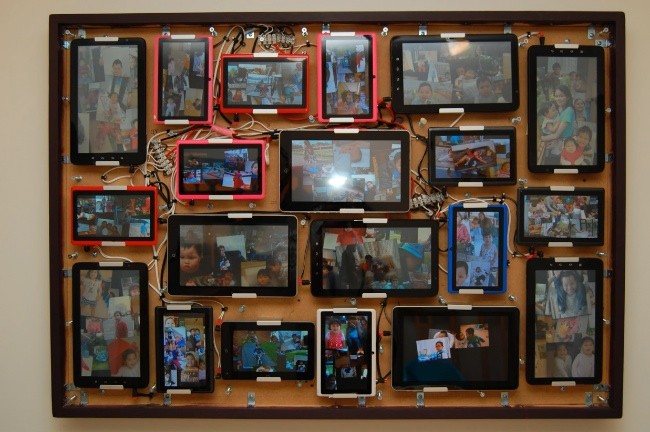 Un foto collage interactivo para casa fabricado con 20 tablets android