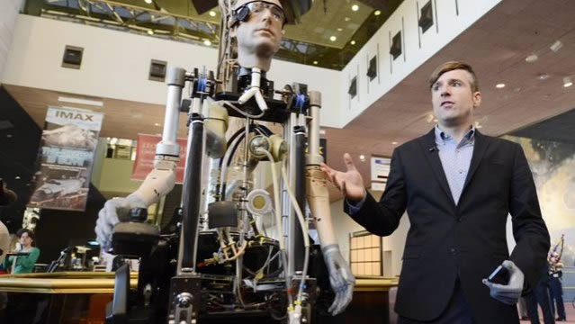 [Vídeo] Los primeros pasos de Franck, el hombre biónico