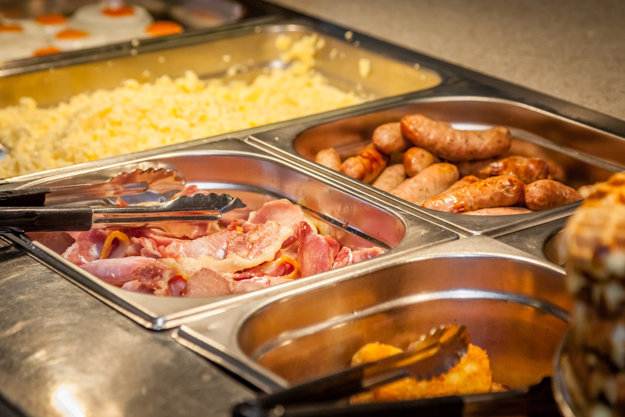 Buffet de desayuno del hotel en vacaciones: consigue un plato saludable