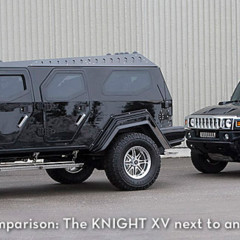 Knight XV, a su lado un Hummer H2 es un utilitario