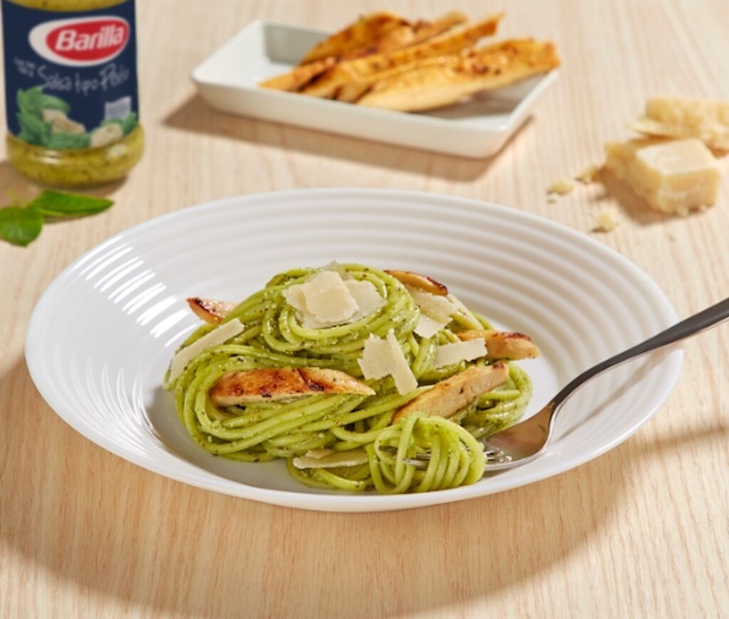Spaghetti al pesto con pollo. Receta fácil de la cocina italiana