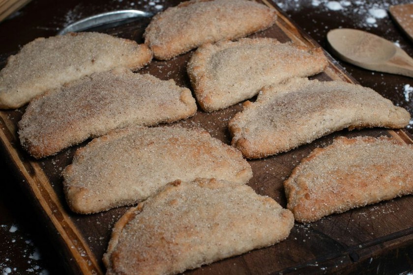 Aprende a hacer esta receta de empanadas de cajeta, la masa lleva un ...
