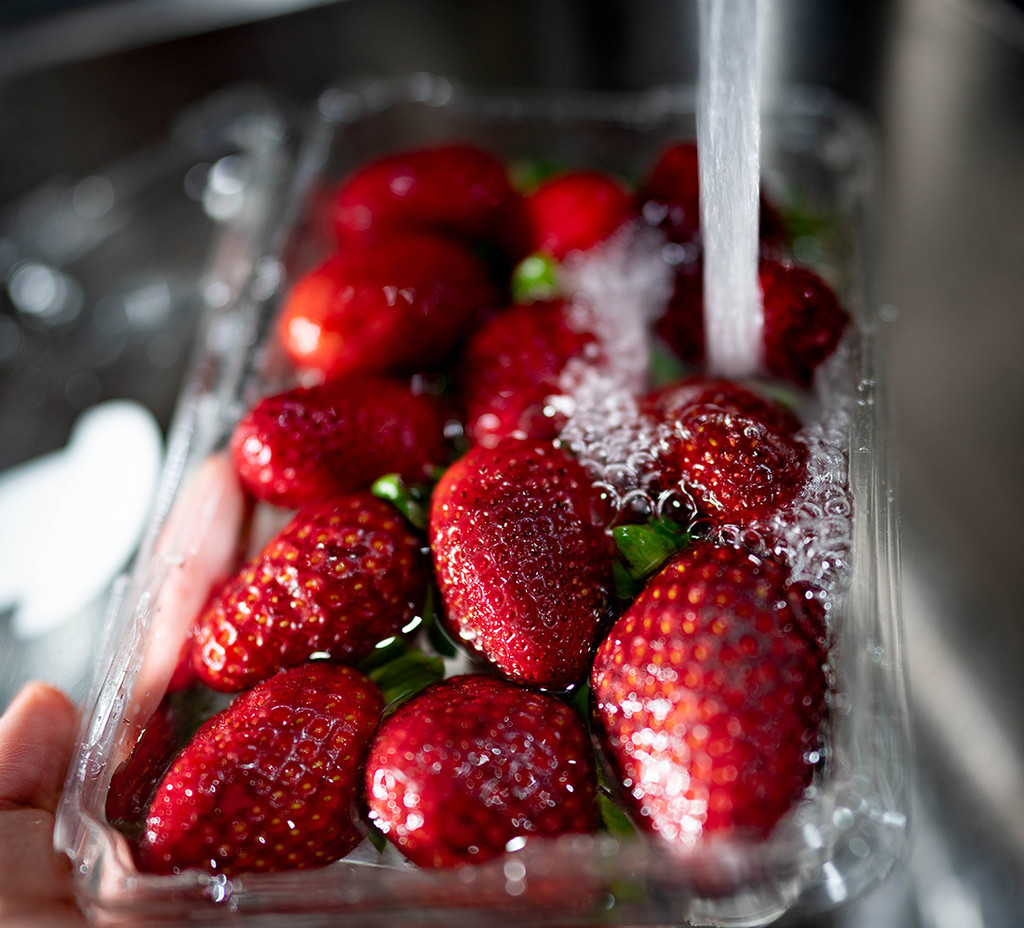 Cómo lavar de forma segura frutas y verduras, alimentos esenciales en ...