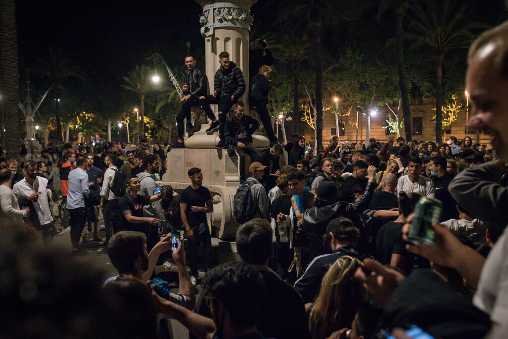 Hace 20 años que el botellón es ilegal, pero no se ha logrado que los ...