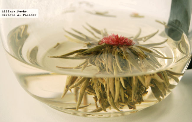 Probando las flores de té. Aroma y belleza en tu taza o tetera