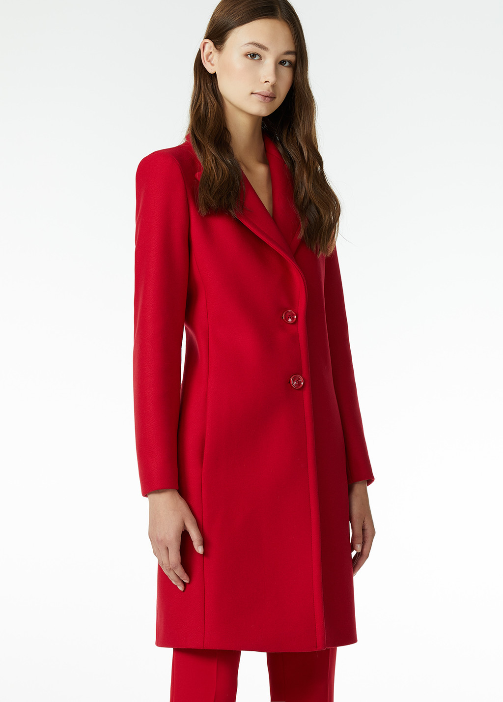 15 abrigos rojos con mucho estilo perfectos para dar un toque de color a los looks de invierno