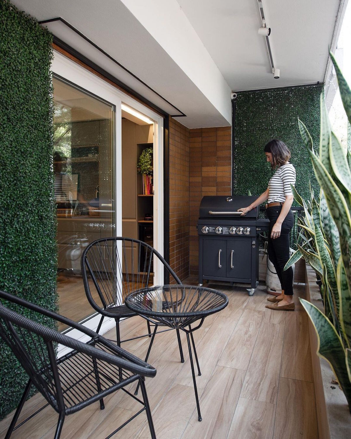 Una terraza alargada y estrecha que se transforma con suelo estilo ...
