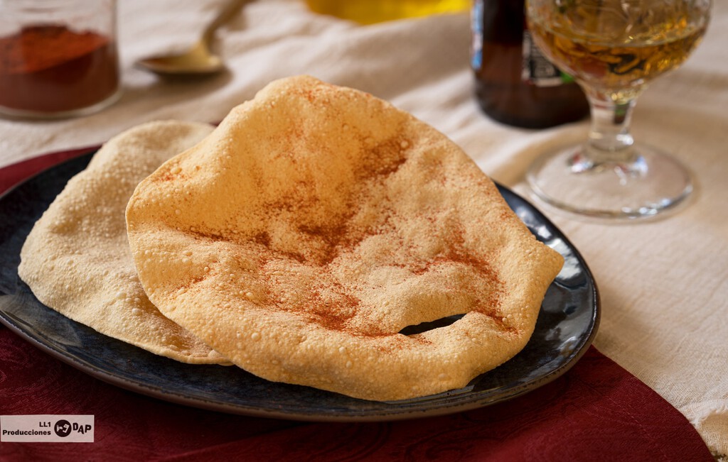 Receta de papadum, un pan de lenteja plano y crujiente indio para mojar ...