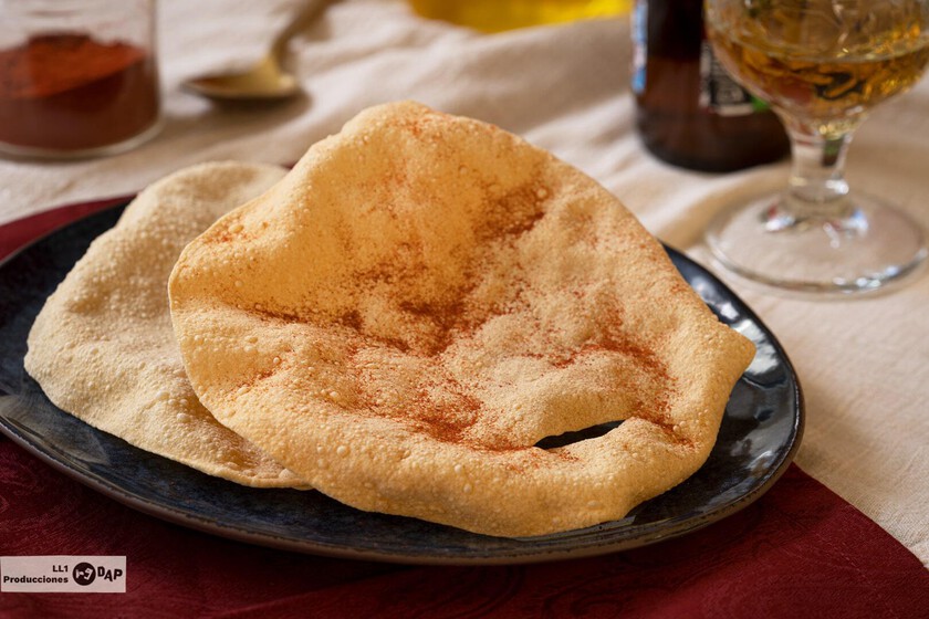 Receta de papadum, un pan de lenteja plano y crujiente indio para mojar ...