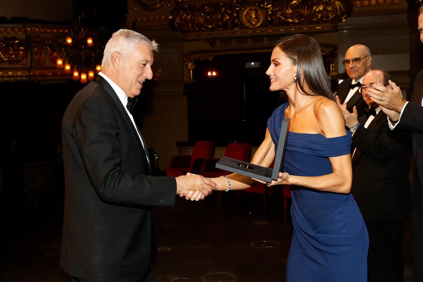 La reina Letizia luce un precioso vestido azul de escote asimétrico en Barcelona que es ideal ...