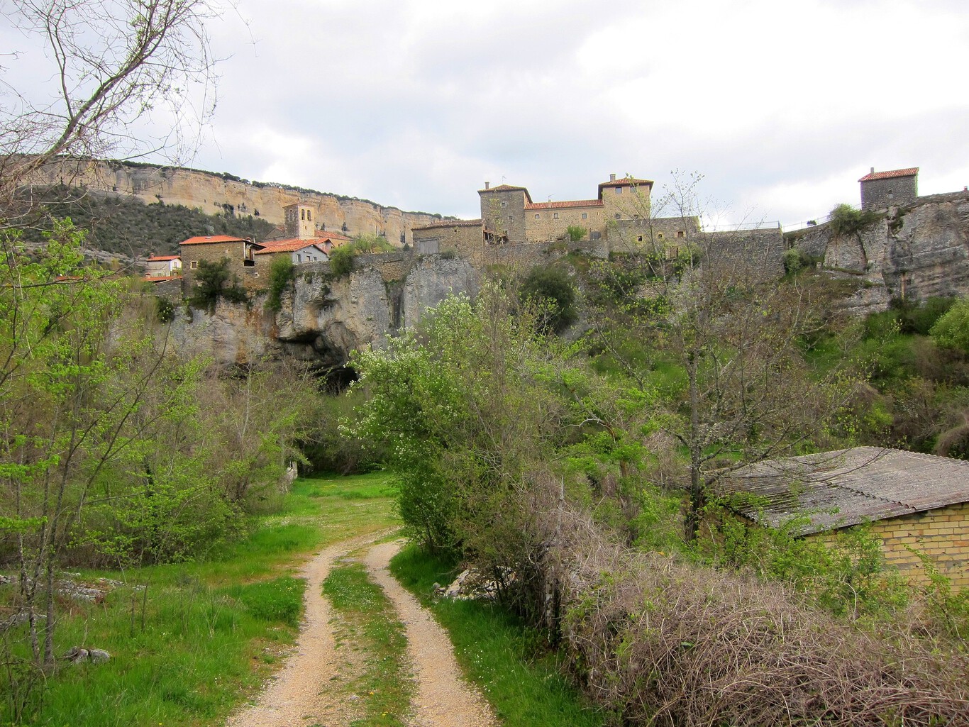 Este pueblo de Burgos de 50 habitantes asentado sobre un puente de ...