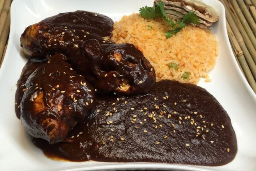 Mole negro y tlayudas: recetas para un menú del 15 de septiembre diferente