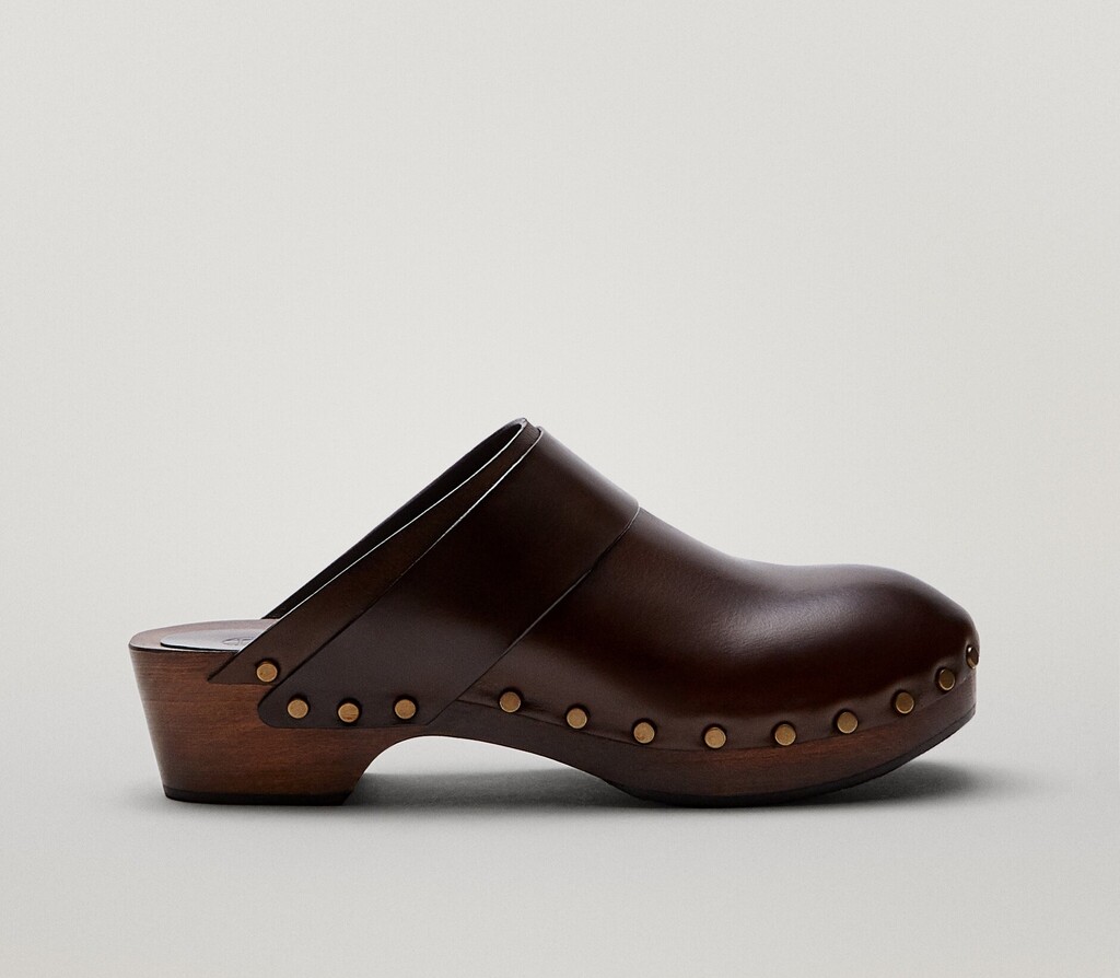 Vuelven los zuecos (y sandalias) con suela de madera y tachuelas ...