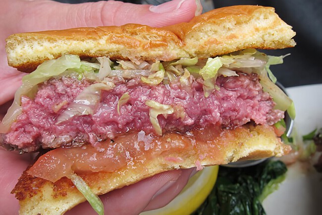 Por qué no es lo mismo dejar medio cruda una hamburguesa que un ...