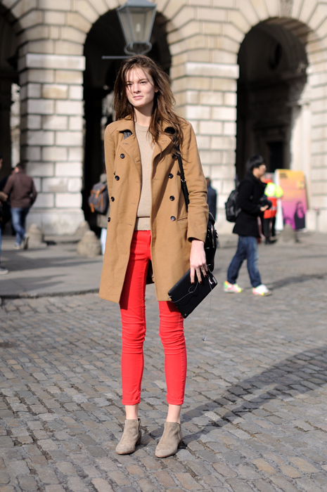 Un elogio al color en el street style de Londres por Alberto Bringas