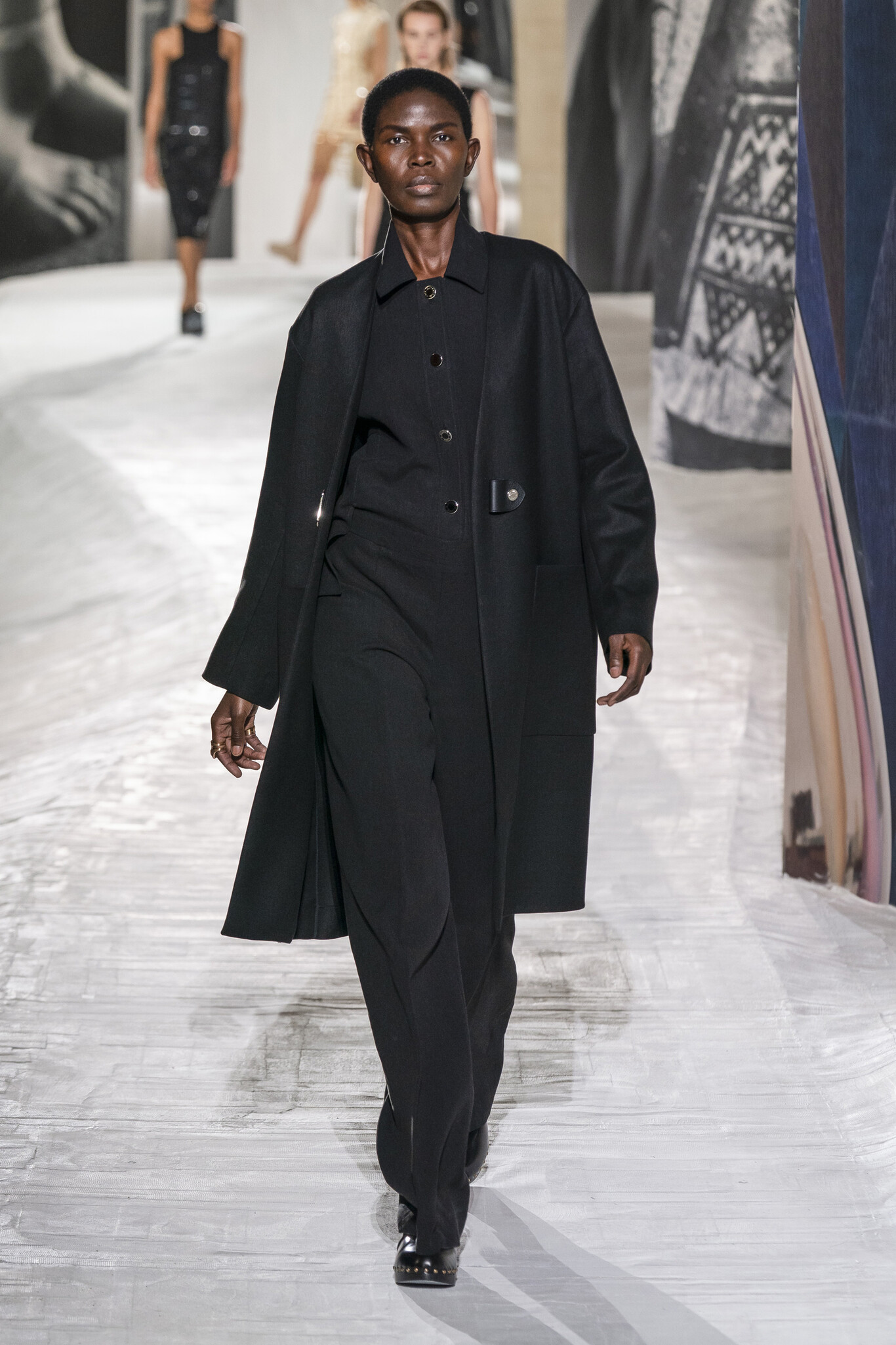 Hermés apuesta por un desfile minimalista y con el cuero como tejido ...