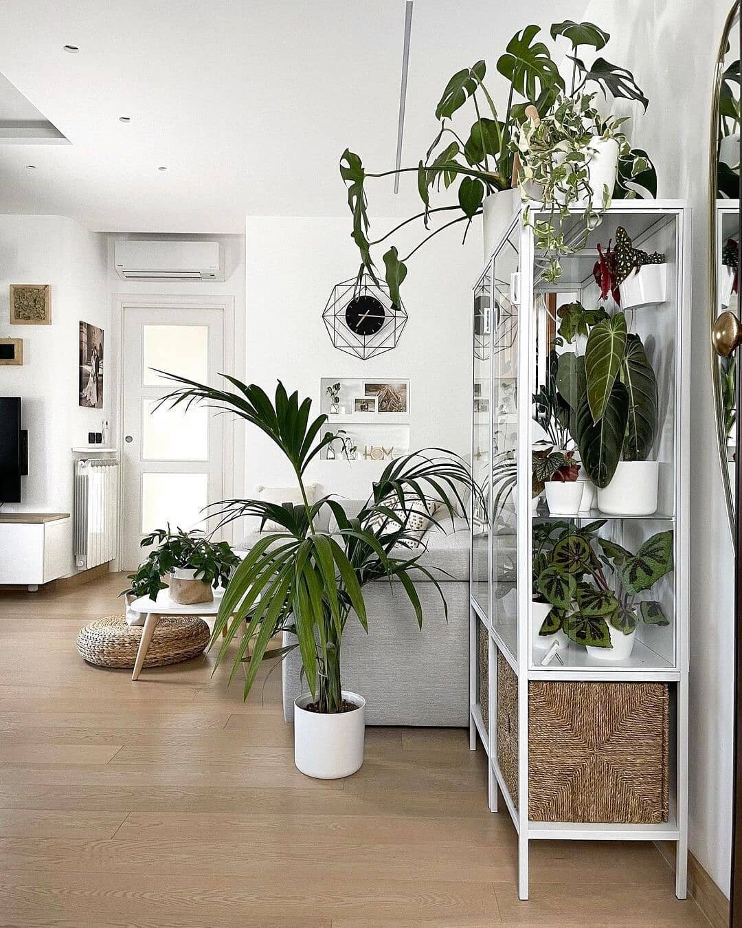 Siete vitrinas de Ikea para lucir tus mejores posesiones en el salón y ...