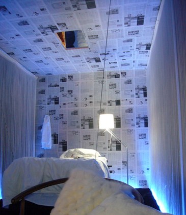 Papel de periódico en las paredes