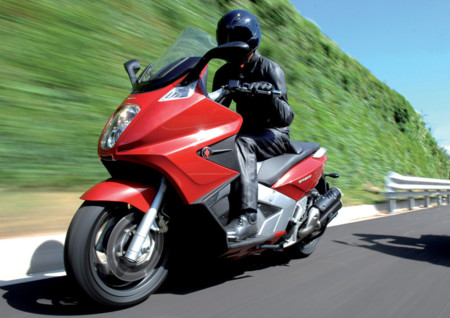Gilera GP 800 maxi-scooter
