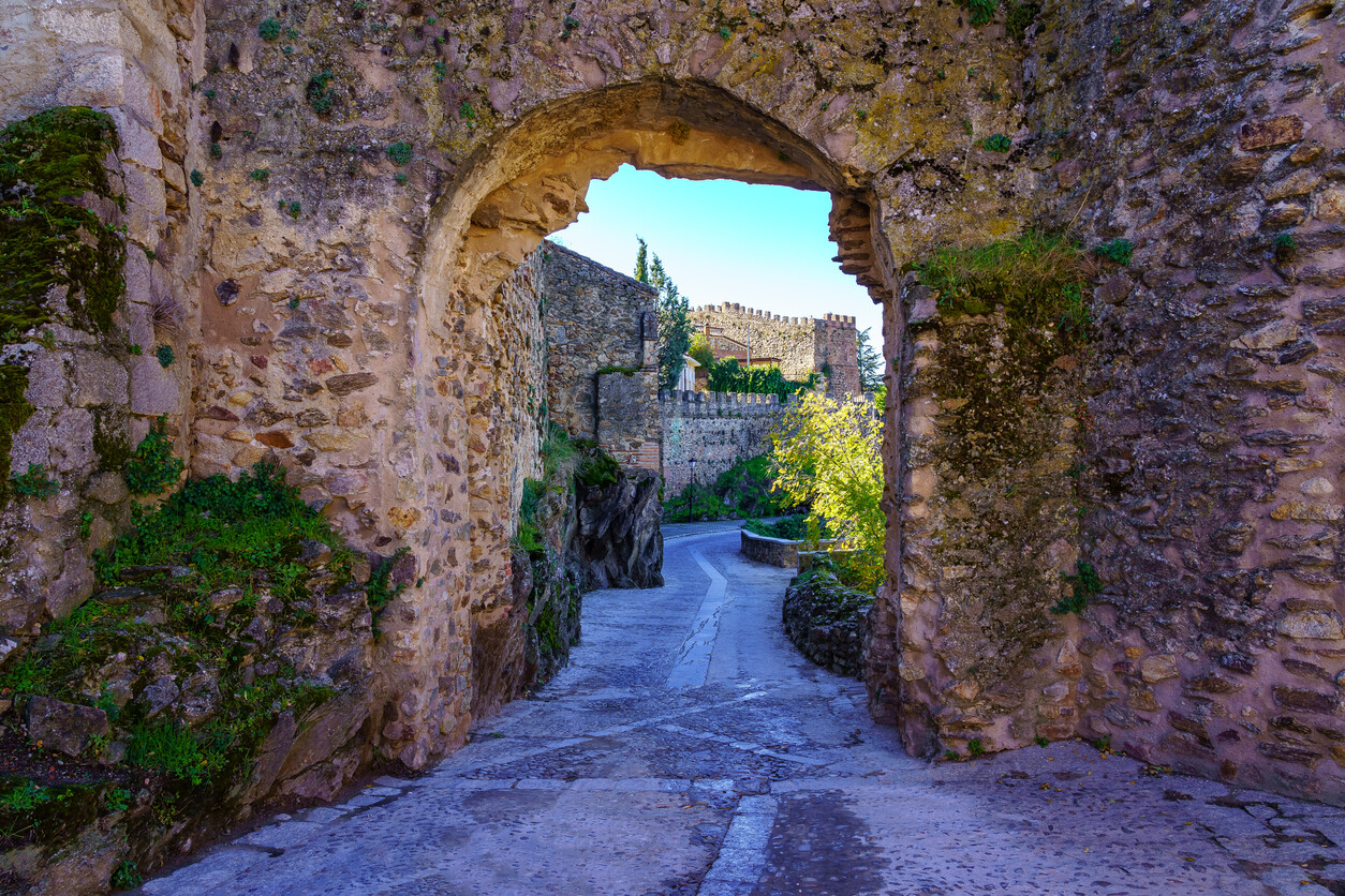 El pueblo medieval más bonito de Madrid es, además de una monada, ideal ...