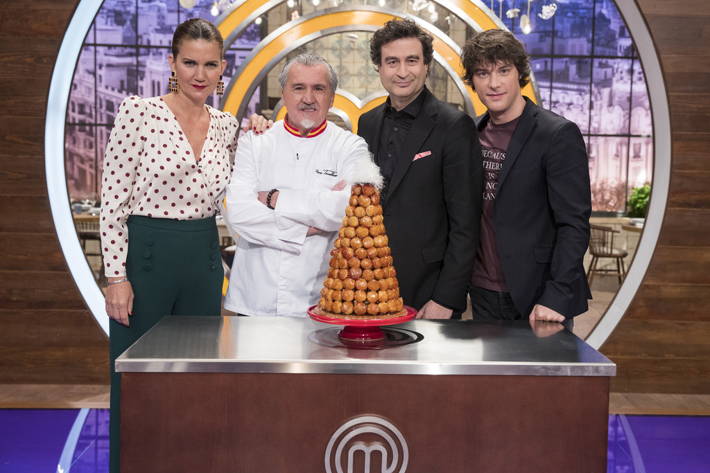 Croquembouche: cómo se hace el difícil postre al que se enfrentan en ...