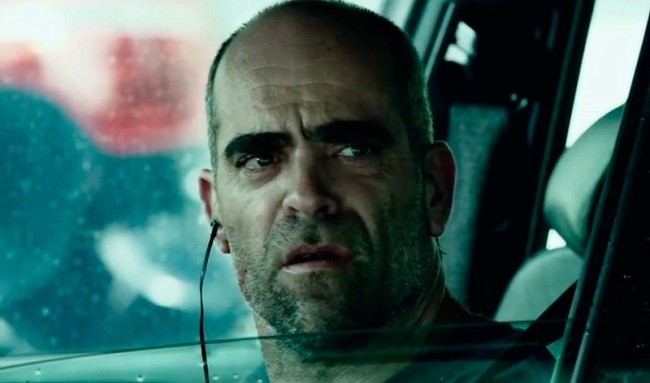 El desconocido (2015) crítica: excelente... hasta que llega el final