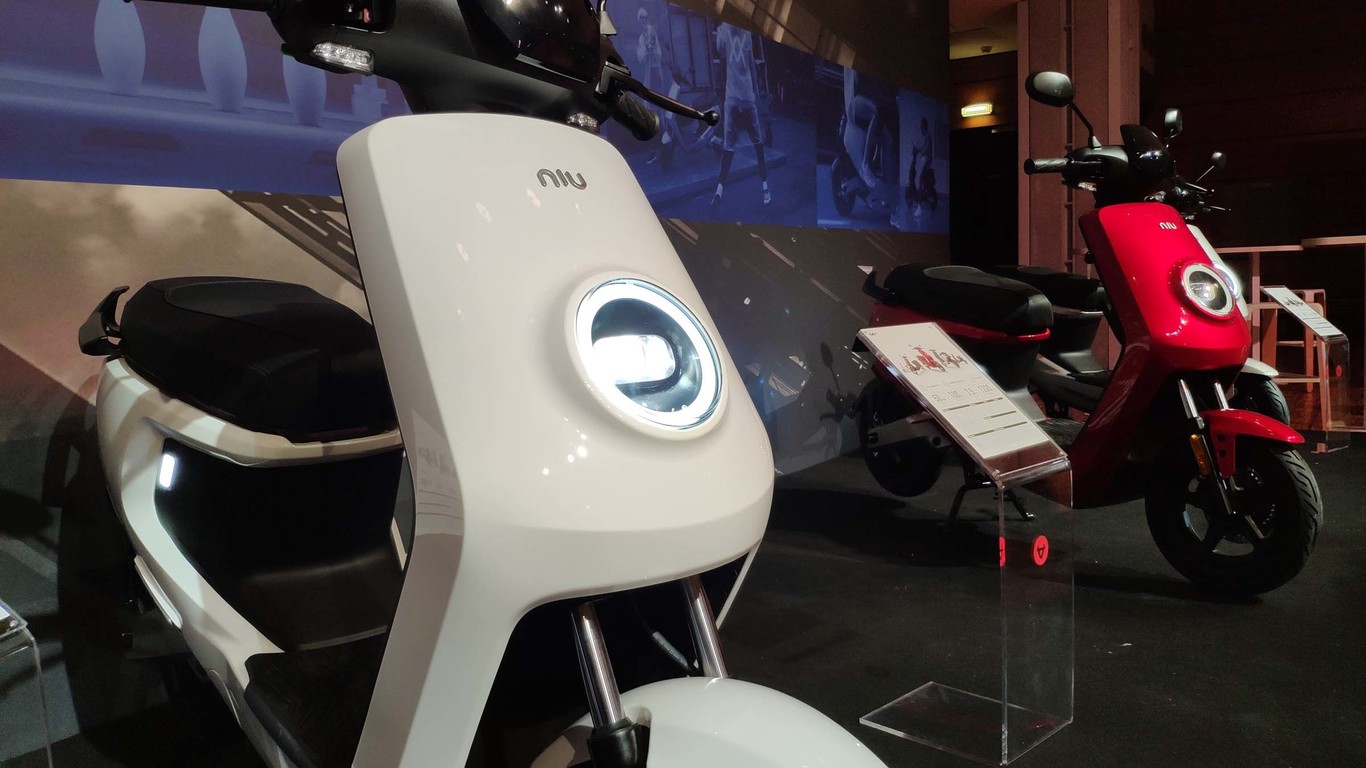 Probamos las nuevas motos eléctricas Niu N-GT y Niu M+, scooters conectados