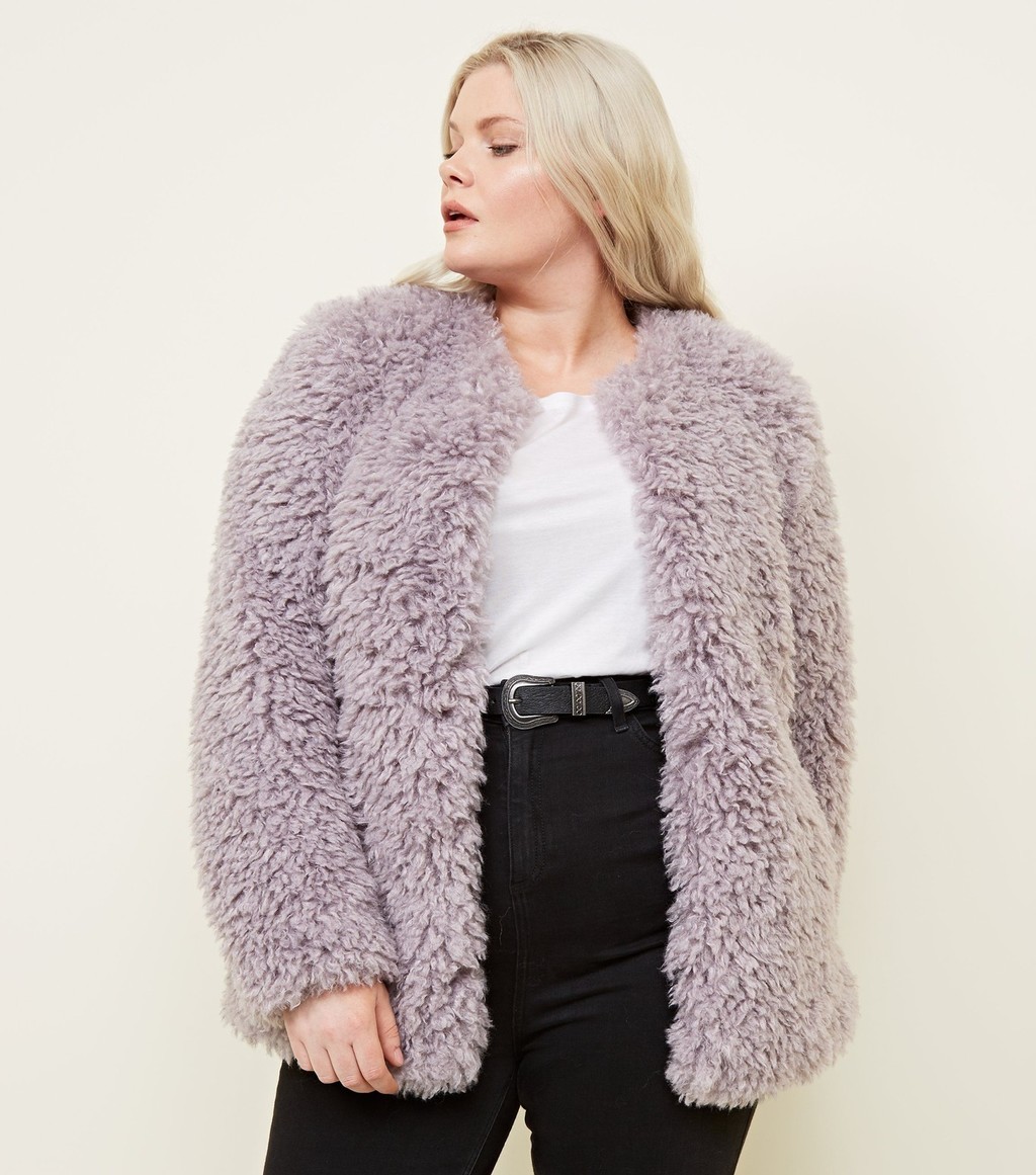 Estas son las 13 marcas donde encontrar ropa moderna para chicas curvy