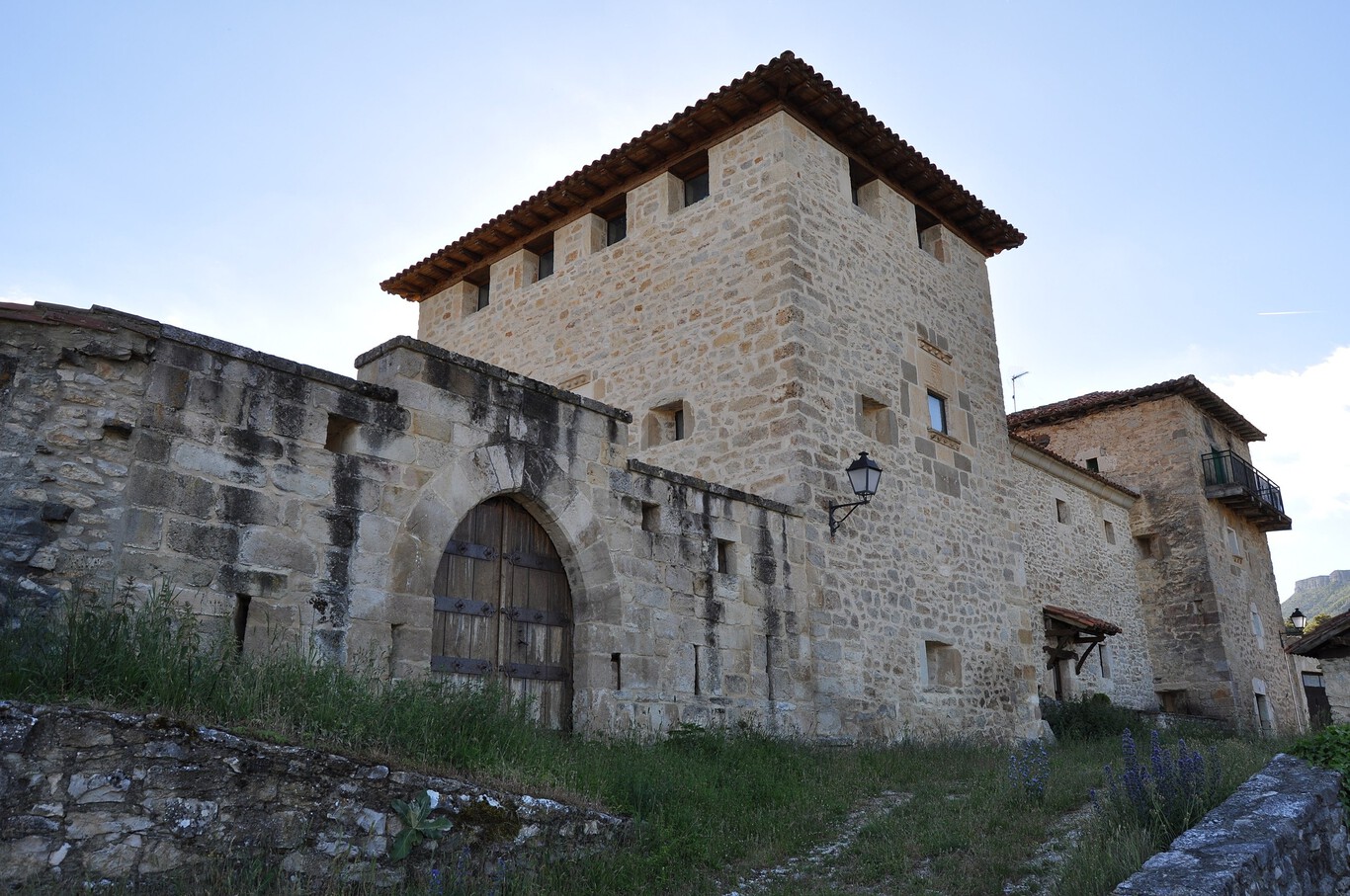 Este pueblo de Burgos de 50 habitantes asentado sobre un puente de ...