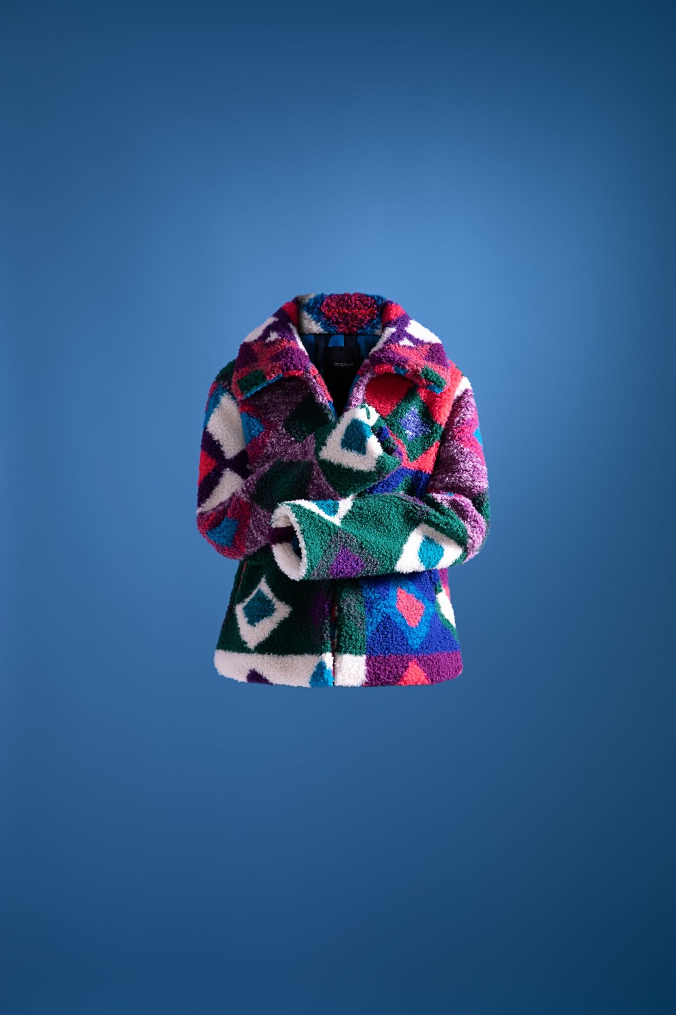 Desigual tiene los abrigos de pelo perfectos para hacer frente al frío y dar un toque de color a ...