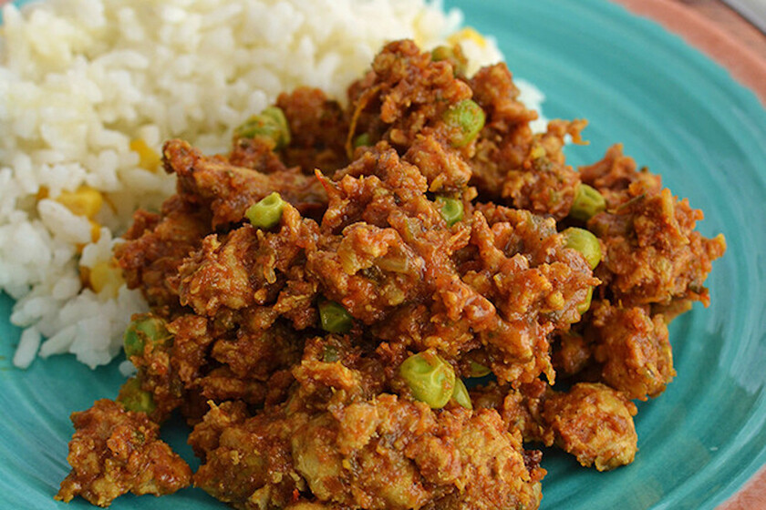 Pollo estilo indio con chícharos. Receta fácil en olla de cocción lenta