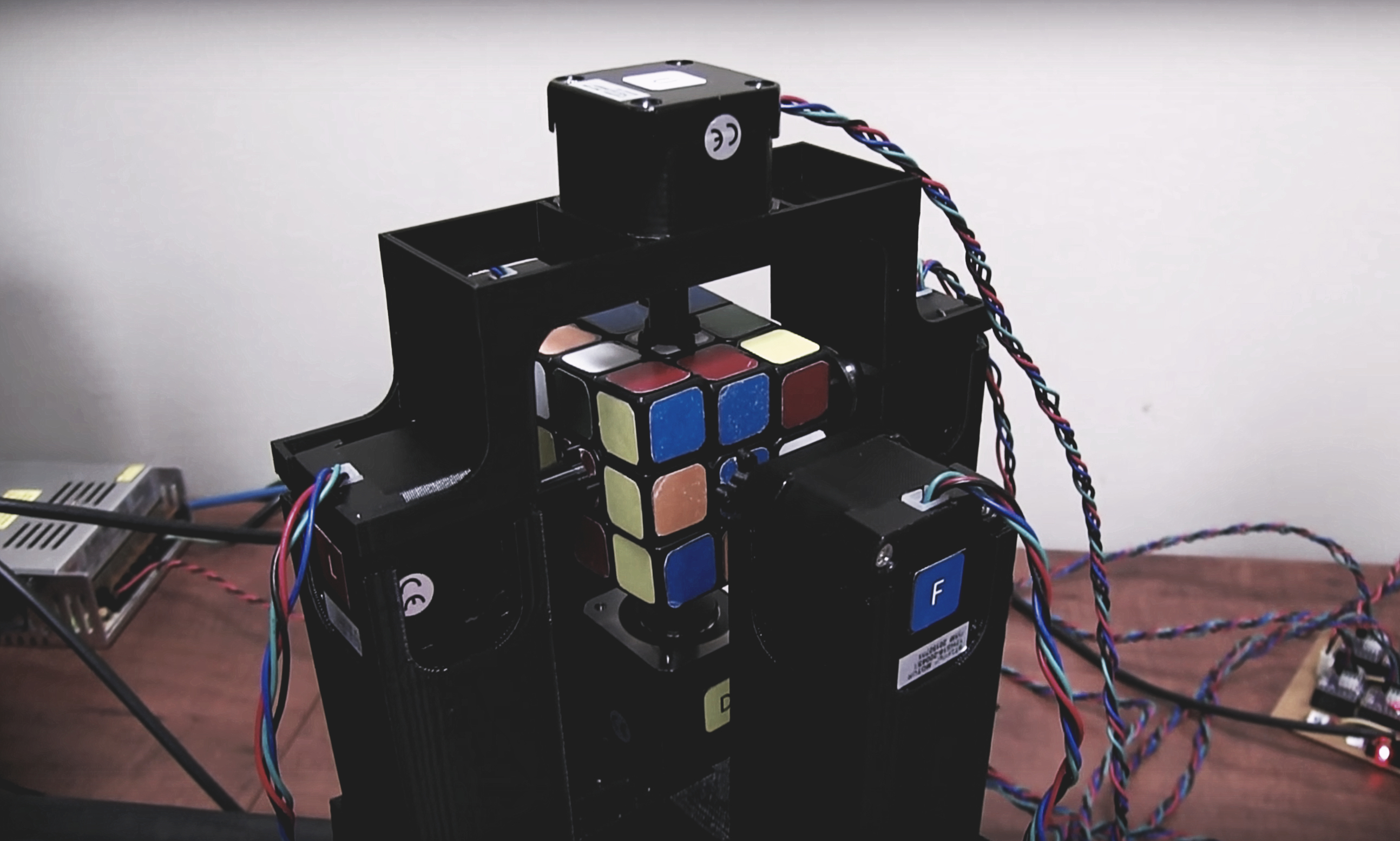 Este robot puede resolver un cubo de Rubik en un segundo