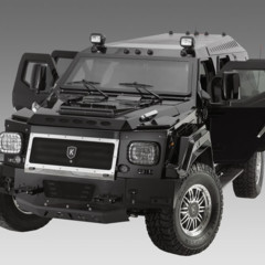 Knight XV, a su lado un Hummer H2 es un utilitario